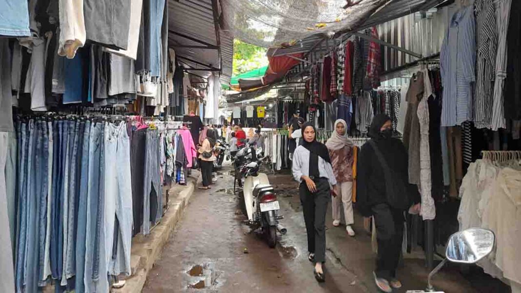 Jelang Lebaran, Pasar Baju Rombengan Karang Sukun Sepi Pembeli ...